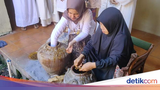 Tradisi Pembuatan Bekasem Ikan di Keraton Kasepuhan Jelang Maulid Nabi Tradisi Pembuatan Bekasem Ikan di Keraton Kasepuhan Jelang Maulid Nabi