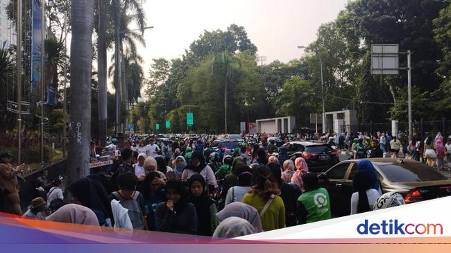 Kawasan GBK Macet Jelang Konser SMTOWN, Polisi Kanalisasi 3 Titik Kawasan GBK Macet Jelang Konser SMTOWN, Polisi Kanalisasi 3 Titik