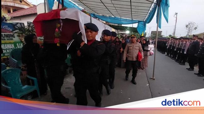 Suasana Haru Iringi Pemakaman Ajudan Kapolda Kaltara, Istri Histeris