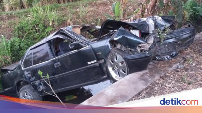 Ringsek! Sedan Civic Nyangkut di Parit Tepi Jalan Karanganom Klaten