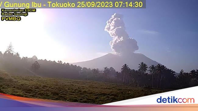 Gunung Ibu di Malut Erupsi, Keluarkan Abu Setinggi 1,5 Km