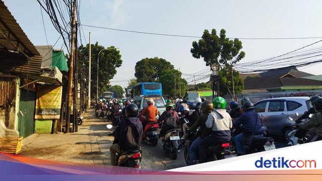 Senin Pagi, Lalin Kramat Jati Arah Cililitan Macet
