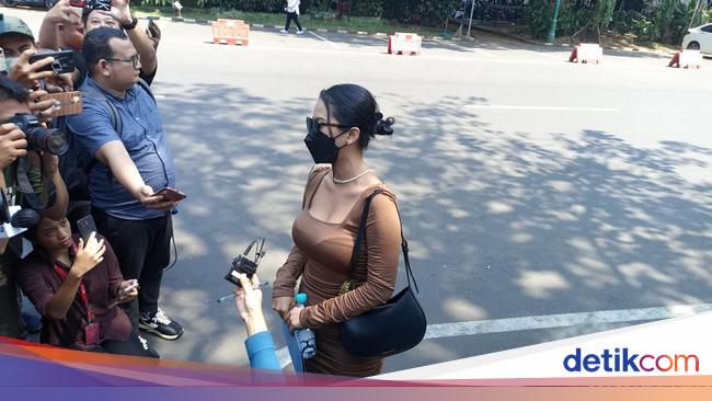 Siskaeee Penuhi Panggilan Polisi soal Film Porno, Ini Penampilannya