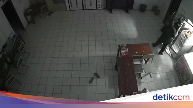 Aksi Pencuri Santai Tenggak Minuman Sambil Curi Komputer Sekolah
