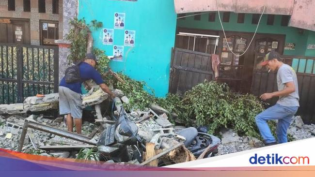 Tembok Bekas Pabrik di Jaktim Ambruk Timpa 3 Rumah dan 4 Motor