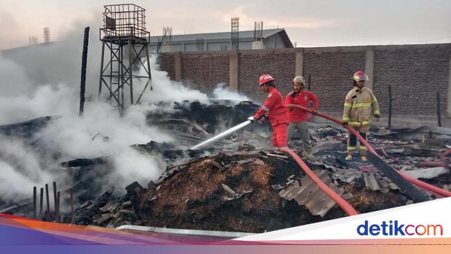 Gudang Kayu dan Kafe di Indramayu Ludes Dilalap Api