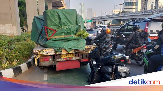 Tabrakan Truk Vs Motor di Jalan Gatsu Jaksel Arah Semanggi, Lalin Macet