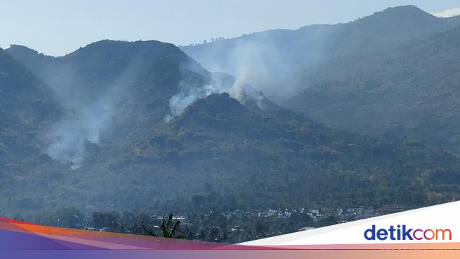 Gunung Putri Garut Kebakaran, Kepulan Asap Terlihat dari Pusat Kota