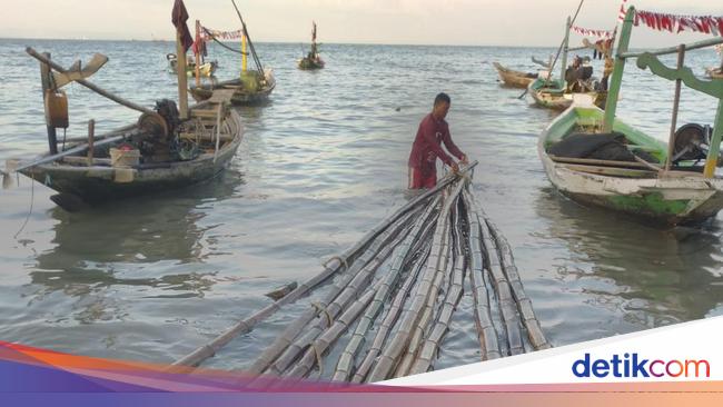 Dilema Nelayan Saat Gelombang Tinggi: Ikan Berlimpah Tapi Bahaya Mengancam Dilema Nelayan Saat Gelombang Tinggi: Ikan Berlimpah Tapi Bahaya Mengancam