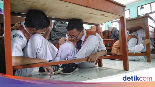 Simulasi Bencana Gempa, Pelajar Sembunyi di Bawah Meja