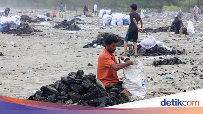 Menyisir Limbah Batu Bara di Pantai Aceh Barat