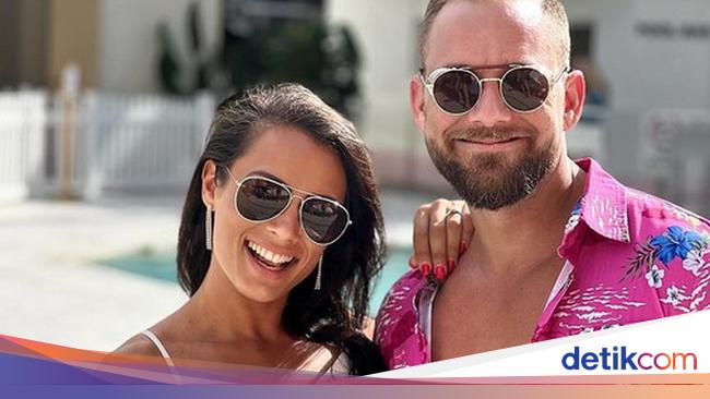 Foto Sosok Istri yang Merelakan Suaminya Jadi Bintang Dewasa