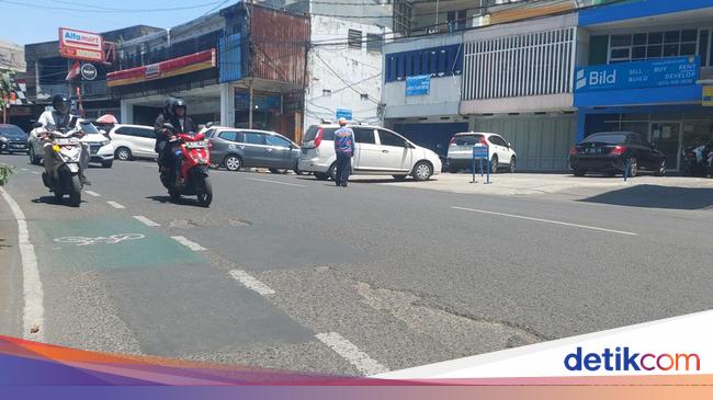 Pengendara Tak Nyaman Lewat Jalan Suniaraja gegara Berlubang