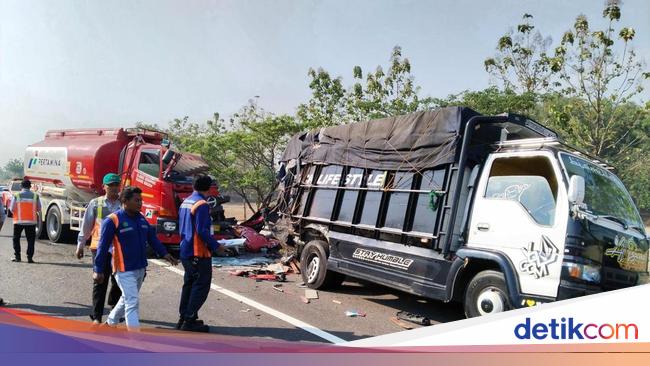 Truk Tangki BBM Tabrakan di Tol Cipali, Satu Orang Tewas