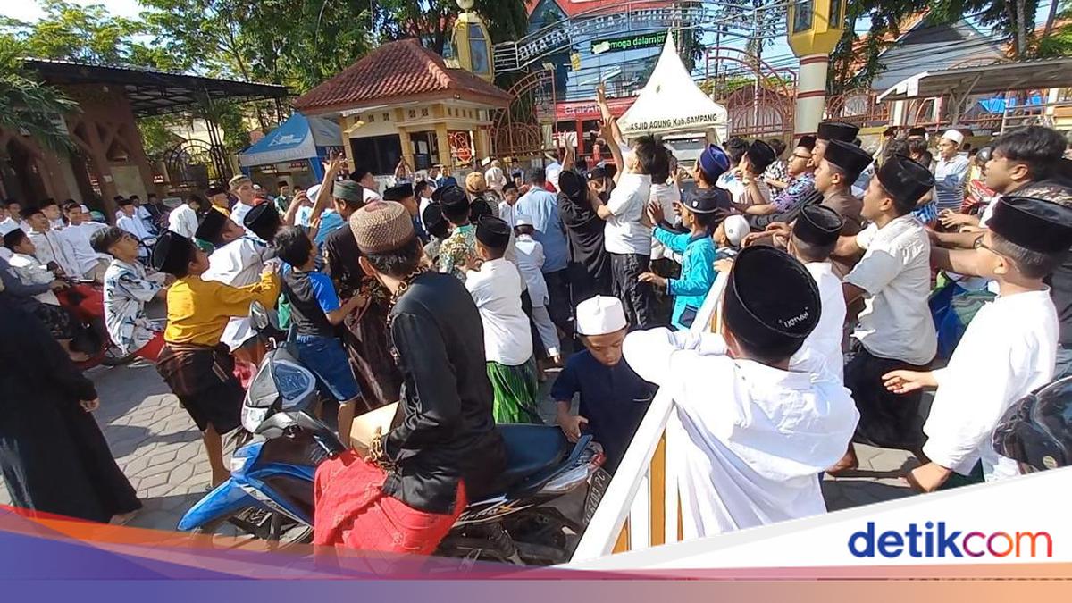 Tradisi Lempar Uang Isi Perayaan Maulid Nabi 2023 di Sampang