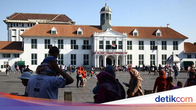 Manfaatkan Libur Maulid Nabi, Warga Ramai Wisata di Kota Tua Jakarta