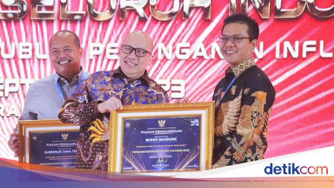Bupati Bandung Raih Penghargaan BUMD Awards 2023 dari Kemendagri