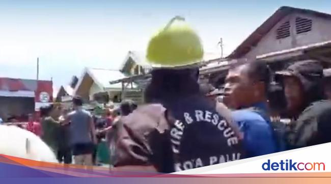 Heboh Petugas Damkar Palu Adu Jotos dengan Preman Saat Padamkan Kebakaran