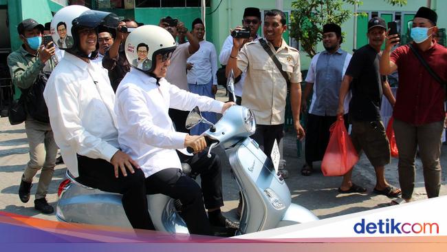 Momen Anies-Cak Imin Boncengan Vespa Saat Safari Politik di Jombang Momen Anies-Cak Imin Boncengan Vespa Saat Safari Politik di Jombang