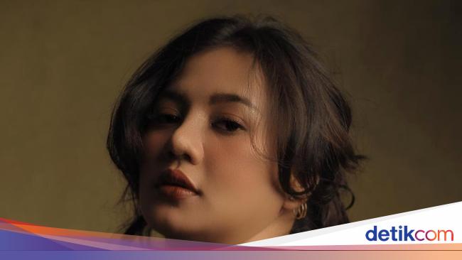 Mawar Butterfly dan Tato di Tubuhnya