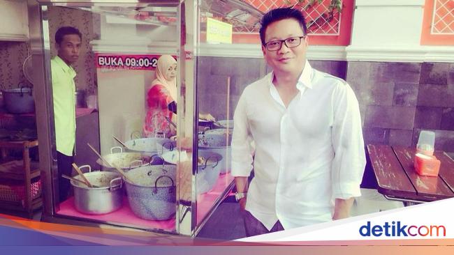 Momen Irjen Krishna Murti Jajan Lontong Sayur hingga Sate di Kaki Lima Momen Irjen Krishna Murti Jajan Lontong Sayur hingga Sate di Kaki Lima