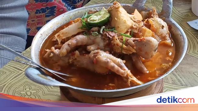 Uniknya Menyantap Seblak Pedas Berwadah Wajan Mini di Purwakarta