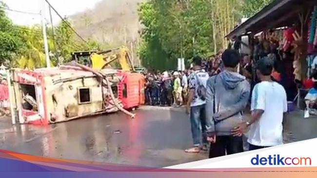 Penampakan Mobil Damkar Terguling saat Menuju TKP Kebakaran Penampakan Mobil Damkar Terguling saat Menuju TKP Kebakaran