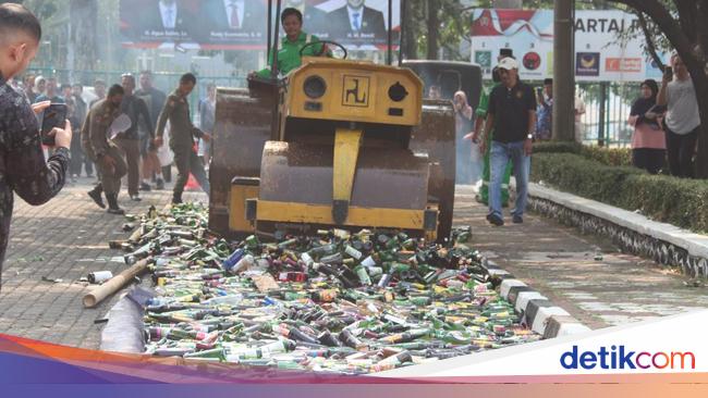Ribuan Botol Miras Hasil Operasi Satpol PP Bogor Dimusnahkan