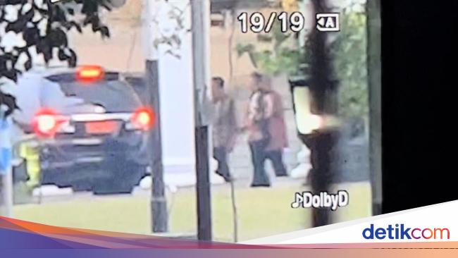 Jokowi Antar Sby Ke Mobil Usai Pertemuan Di Istana Bogor