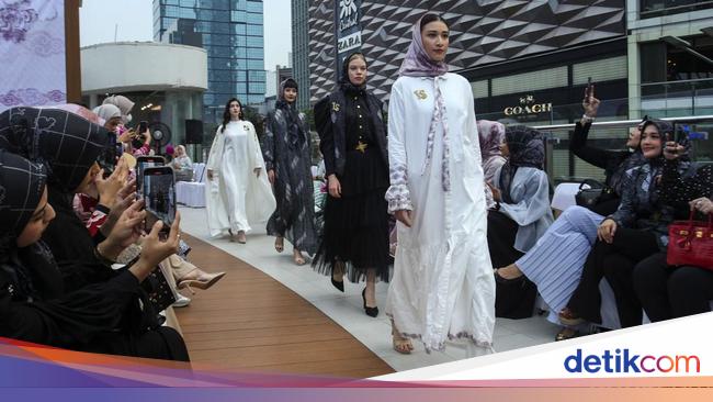 Lenggak-lenggok Model Batik di Halte Tosari