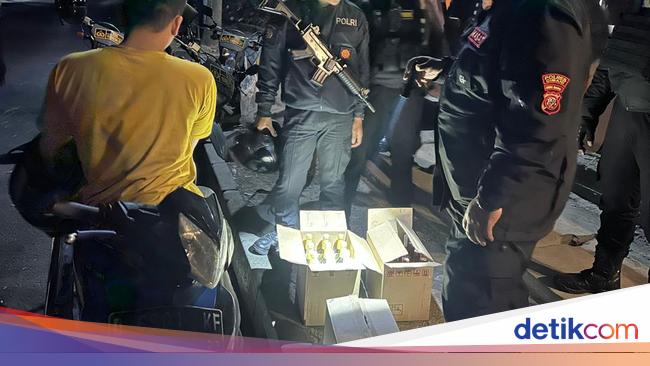 Polisi Ringkus Kurir Miras di Cimahi, Puluhan Botol Disita