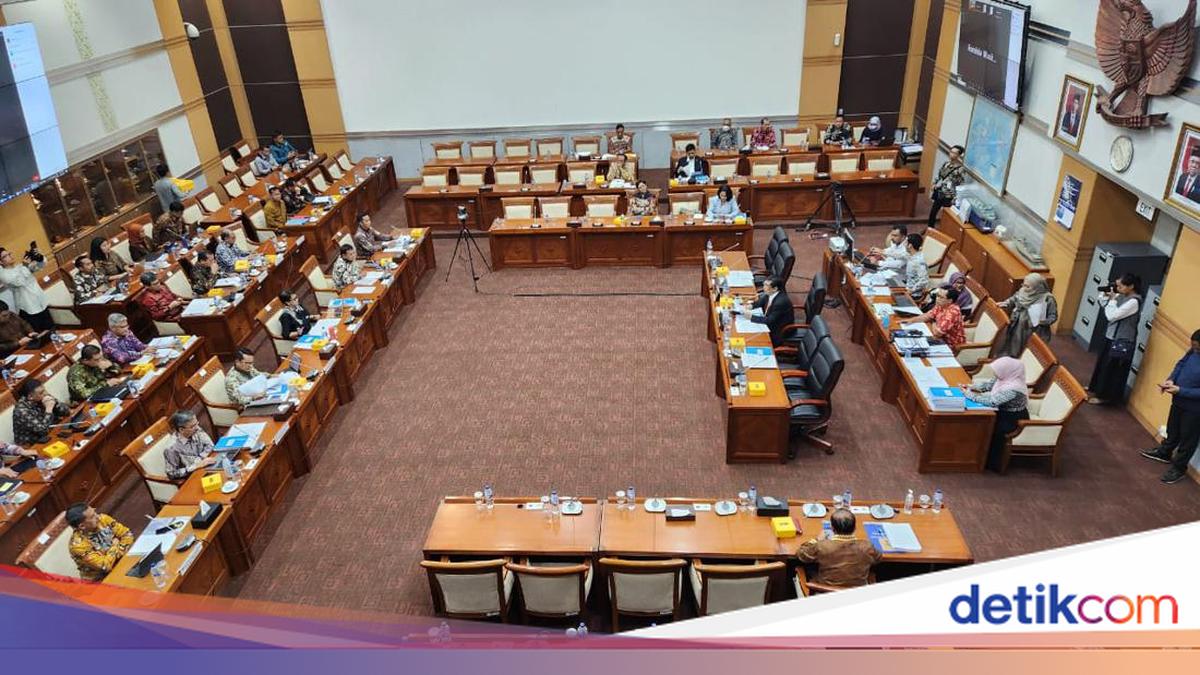 Adzan Maghrib Diganti Running Text Saat Misa Paus Dibahas DPR