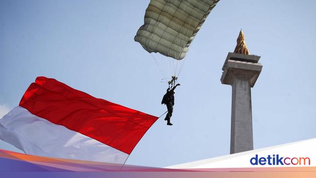 Aksi Meliuk-liuk Penerjun TNI saat Gladi Bersih di Monas
