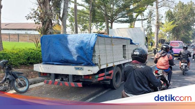 Pemotor di Malang Tewas Ditabrak Truk Usai Hindari Etalase Jatuh