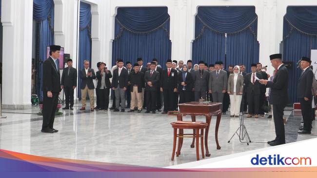 Bey Machmudin Lantik Taufiq Budi Santoso Jadi Pj Sekda Jabar Bey Machmudin Lantik Taufiq Budi Santoso Jadi Pj Sekda Jabar