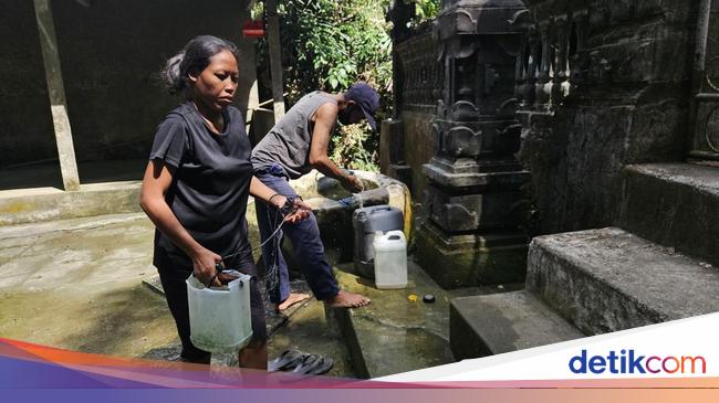 Kemarau, Warga Klungkung Timba Air dari Sumur Tua Pura Beji