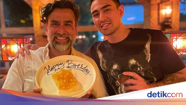 Gaya Keren Axel Matthew Saat Makan Bareng Keluarga dan Nongkrong di Kafe