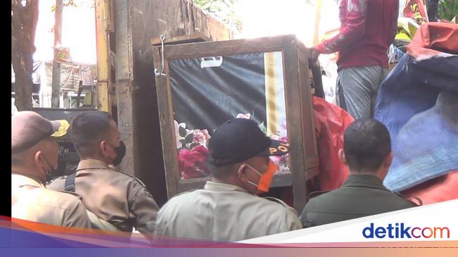 Pedagang Pasar Burung Kembang Kuning Surabaya Ditertibkan