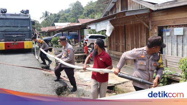 Polisi Salurkan 30 Ribu Liter Air Bersih ke Warga Birang Berau
