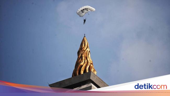 Aksi Penerjun TNI 'Menari' di Atas Monas