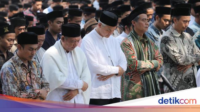 Di Ponpes Al-Ittihad Cianjur, Ganjar Salat Istisqa Bareng Kiai & Santri Di Ponpes Al-Ittihad Cianjur, Ganjar Salat Istisqa Bareng Kiai & Santri