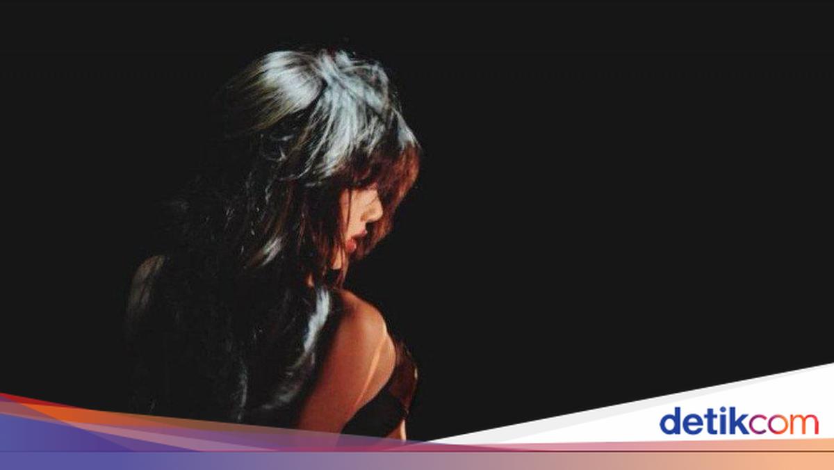 Foto-foto Lisa BLACKPINK Saat Tampil di Crazy Horse Paris