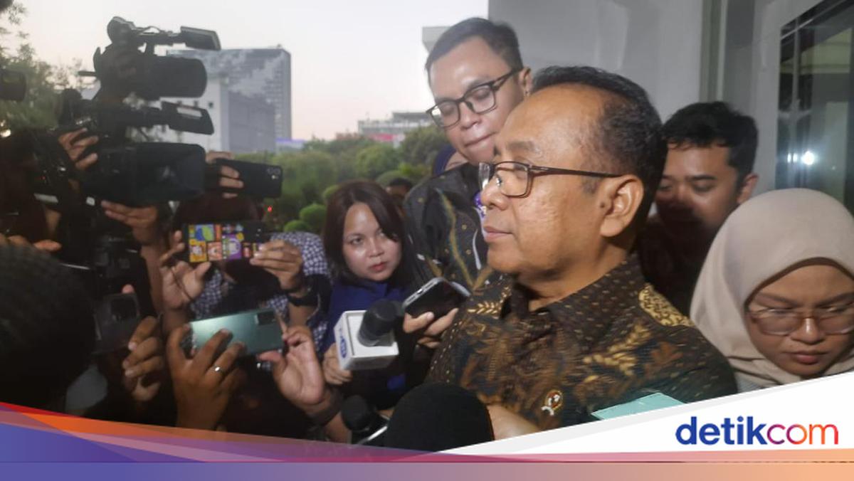 Polemik Ajudan Prabowo Mayor Teddy Hadiri Debat Capres, Ini Kata Mensesneg