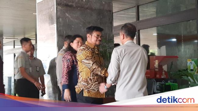 Momen Mentan SYL Tiba di Kantor Usai Sempat Dikabarkan Hilang