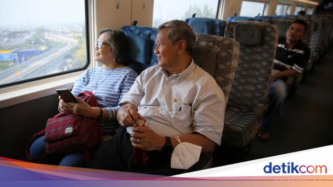 Warga Ramai-ramai Naik Kereta Cepat Whoosh Gratis
