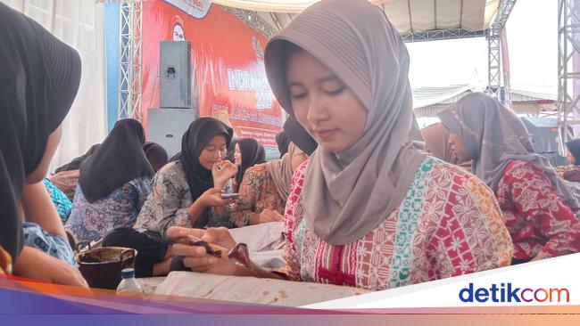 Jemari Wilda Menari di Atas Kain saat Buat Batik Khas Indramayu