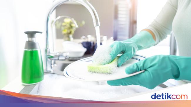 Tips Mencuci Piring Kotor yang Menumpuk Saat Lebaran