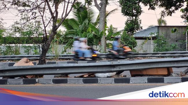 Pikap Terguling Picu Kecelakaan Beruntun di Ring Road Bantul, 1 Orang Tewas Pikap Terguling Picu Kecelakaan Beruntun di Ring Road Bantul, 1 Orang Tewas