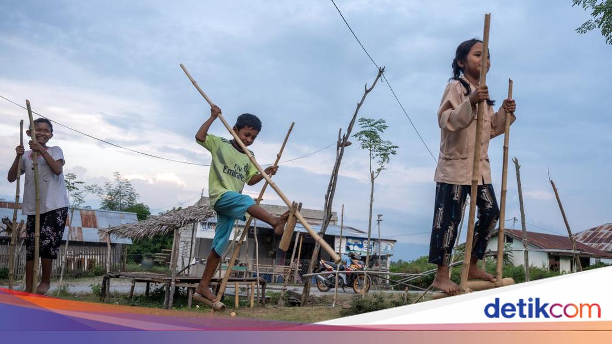 Mengenal Permainan Egrang dan Aturan Mainnya