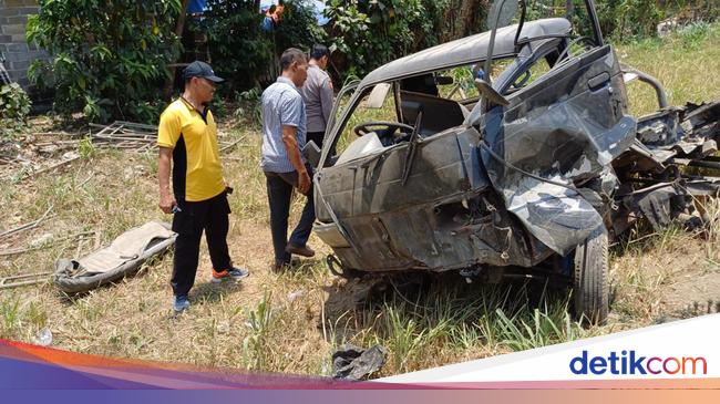 Pikap Muat Pipa Ringsek Tertabrak KA Singasari di Blitar